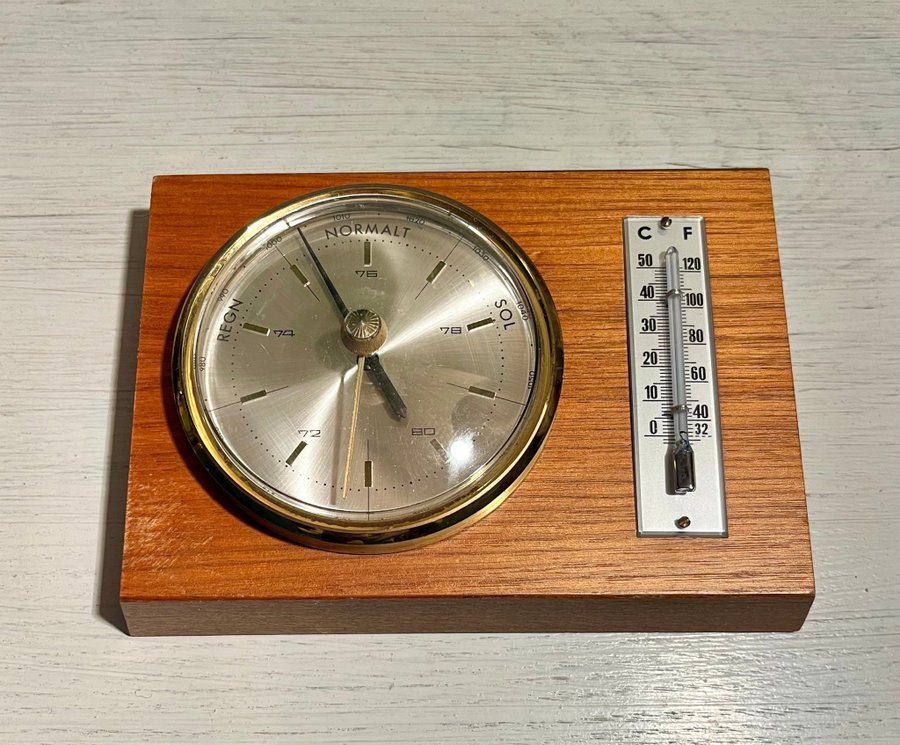 Väderstation på platta av trä med Termometer oc.. | Köp på Tradera ...