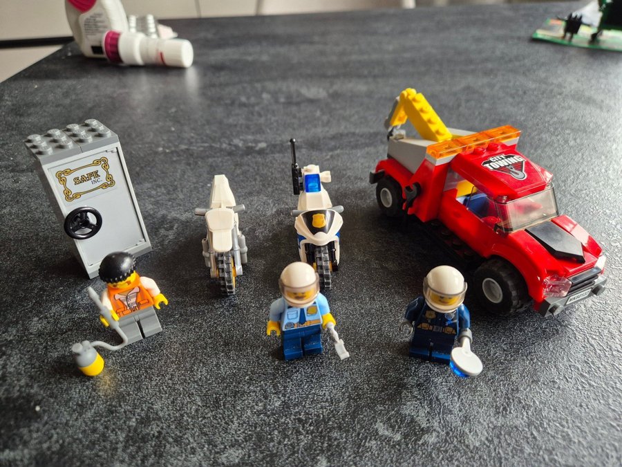 LEGO City 60137 Bärgningsbil på jakt | Köp på Tradera (733490400)
