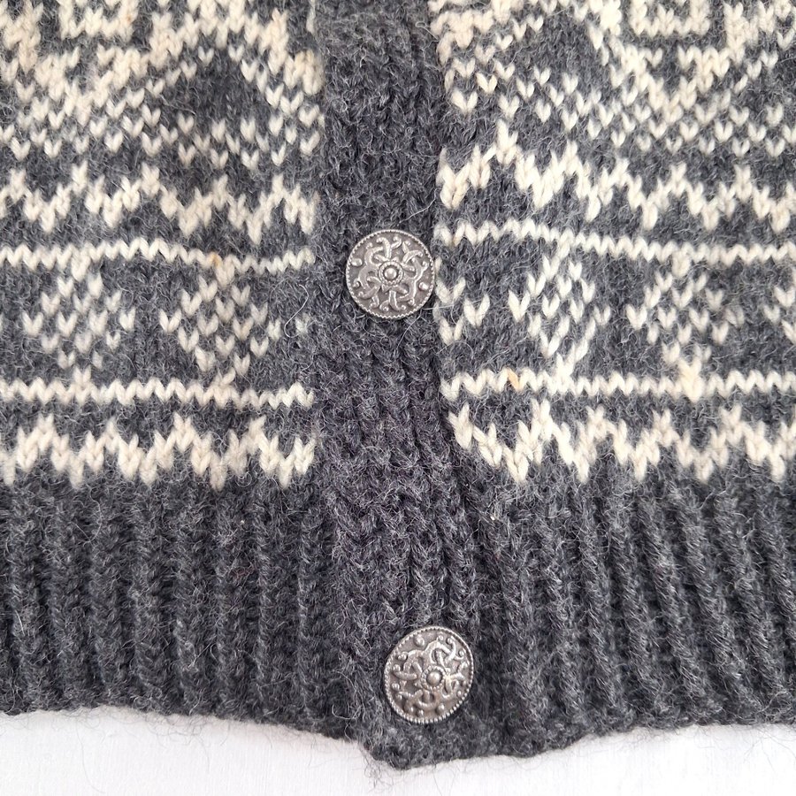 Grå Stickad Lusekofta L.. | Köp från Larssons_Auktioner på Tradera ...