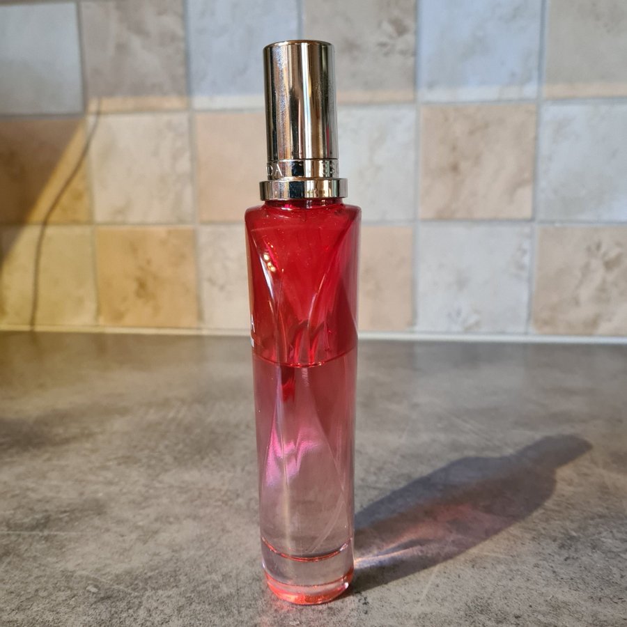 PARFYM ESCADA CHERRY IN JAPAN | Köp på Tradera (623769048)