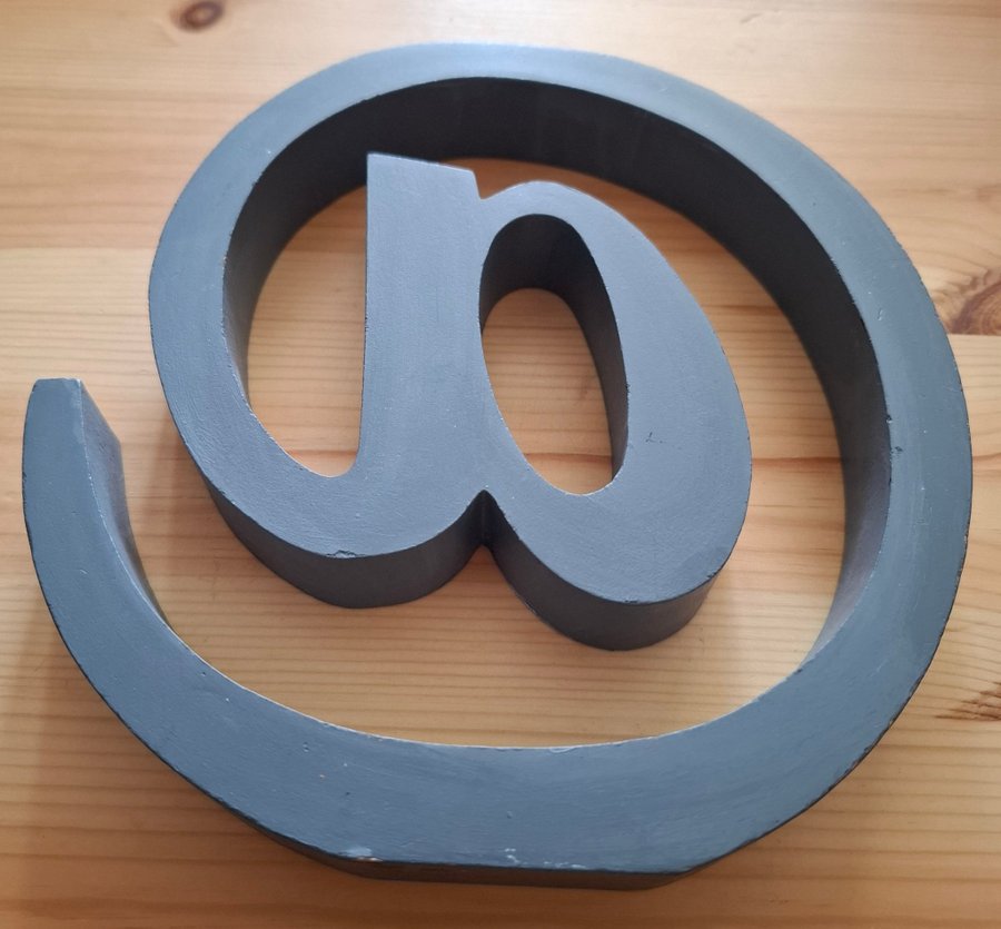 STORT dekorativt @-tecken / Snabel a, karvat i .. | Köp på Tradera ...