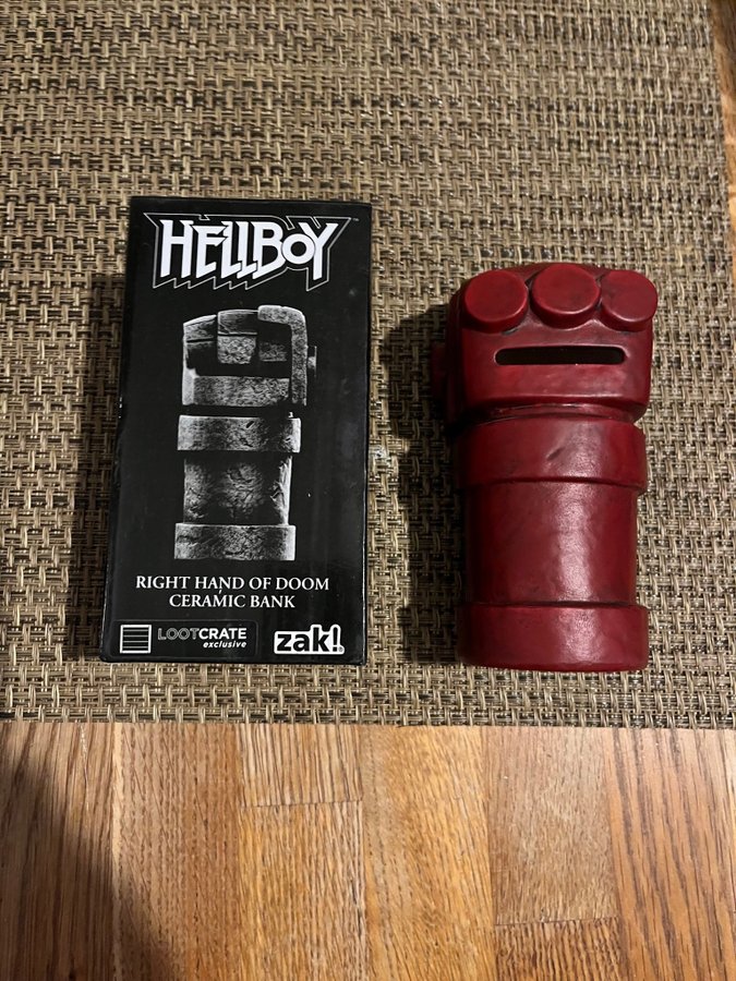 Hellboy - Right Hand of Doom sparbössa | Köp på Tradera (711500560)