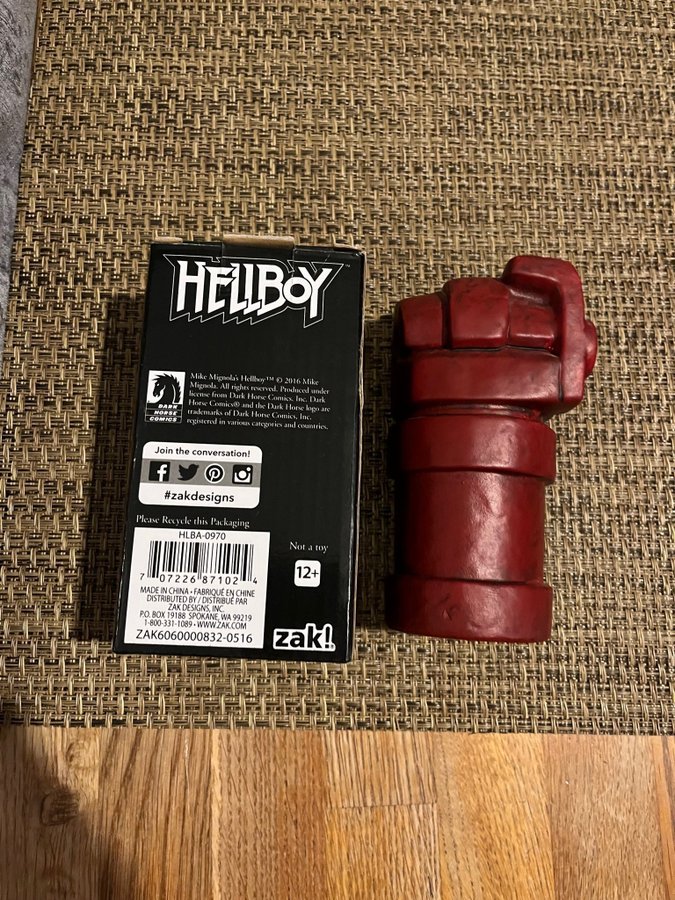 Hellboy - Right Hand of Doom sparbössa | Köp på Tradera (711500560)