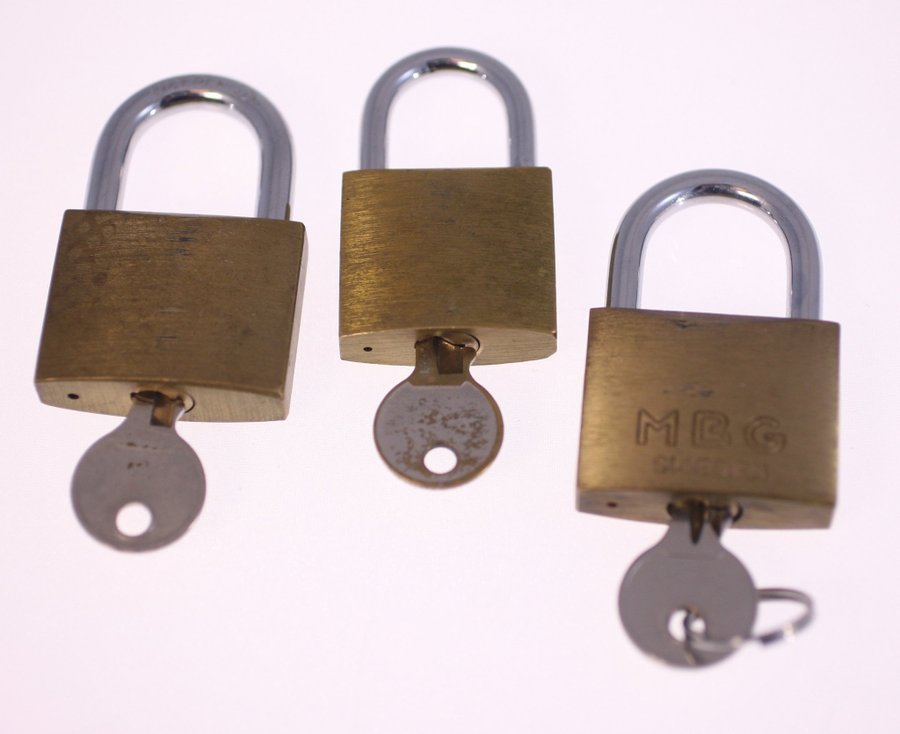 Three brass padlocks with one key per lock-hard.. | Köp på Tradera ...