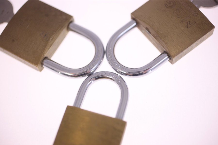Three brass padlocks with one key per lock-hard.. | Köp på Tradera ...