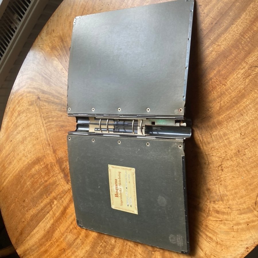 Se produkter som liknar Pärm med Husqvarna-logga med .. på Tradera ...