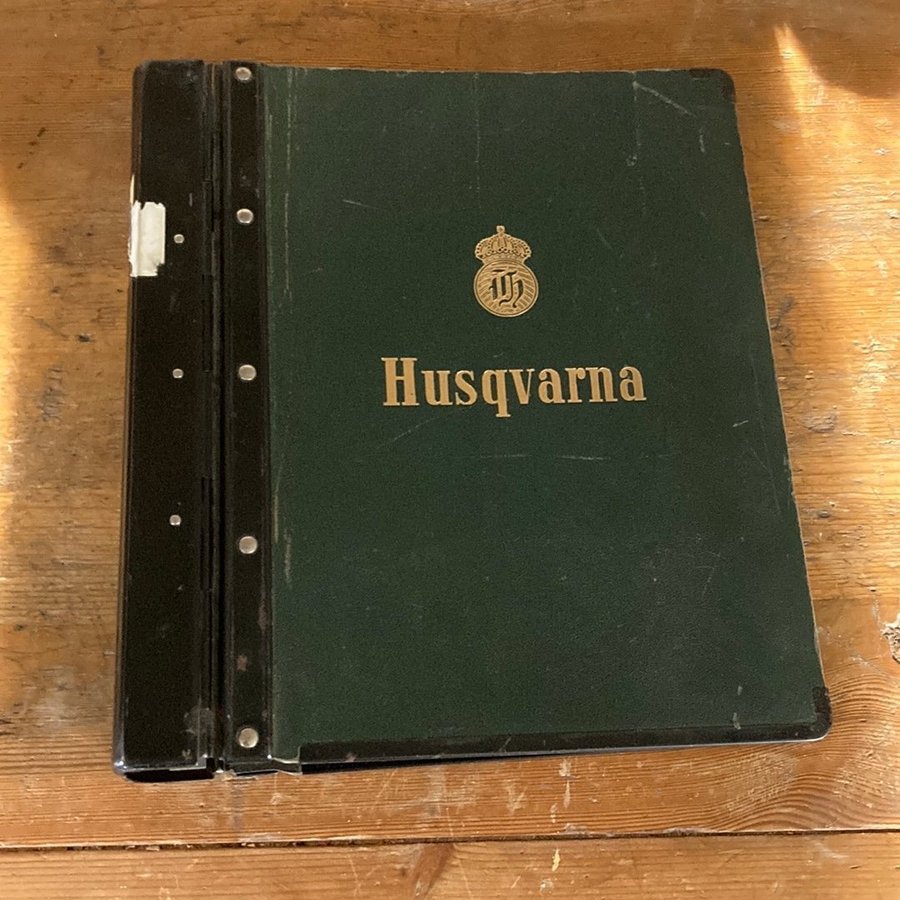 Se produkter som liknar Pärm med Husqvarna-logga med .. på Tradera ...