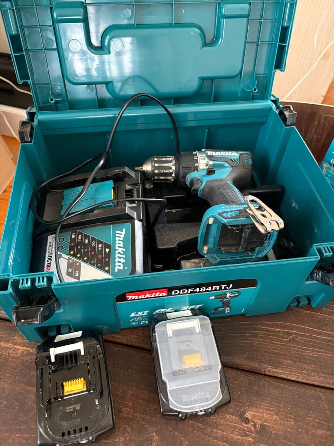 Makita DDF484RTJ Borrmaskin med tillbehör | Köp på Tradera (703112623)