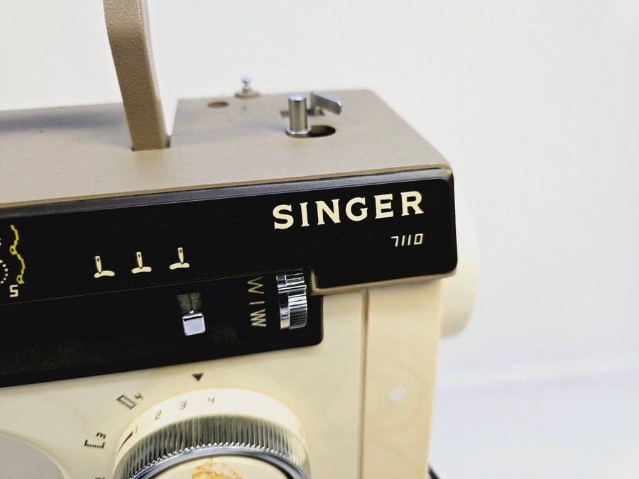 Se produkter som liknar Singer 7110 symaskin – vintag.. på Tradera ...