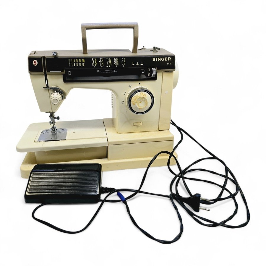 Se produkter som liknar Singer 7110 symaskin – vintag.. på Tradera ...