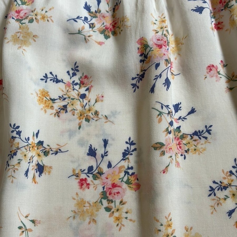 Blus Blommig Vit Smock Knappar Stl S Fin! | Köp på Tradera (732709405)