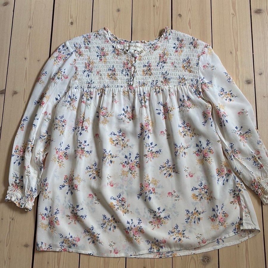 Blus Blommig Vit Smock Knappar Stl S Fin! | Köp på Tradera (732709405)