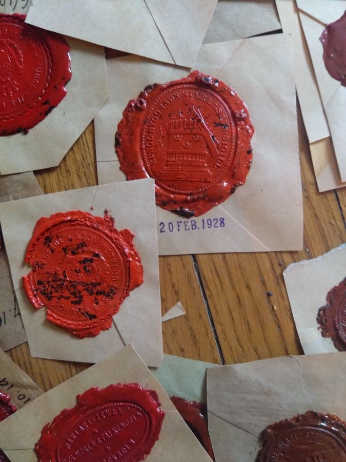 Se produkter som liknar Stor samling gamla sigill på Tradera (630883368)