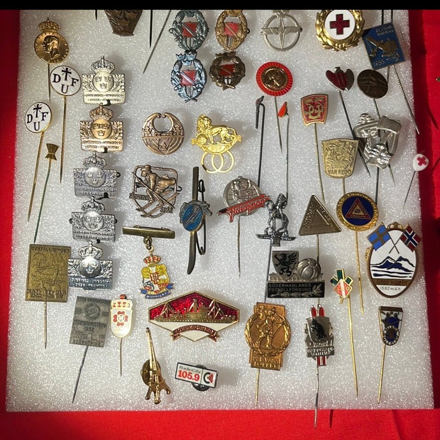 Fin Samling av Pins och Märken utrop 1 kr | Köp på Tradera (708601880)