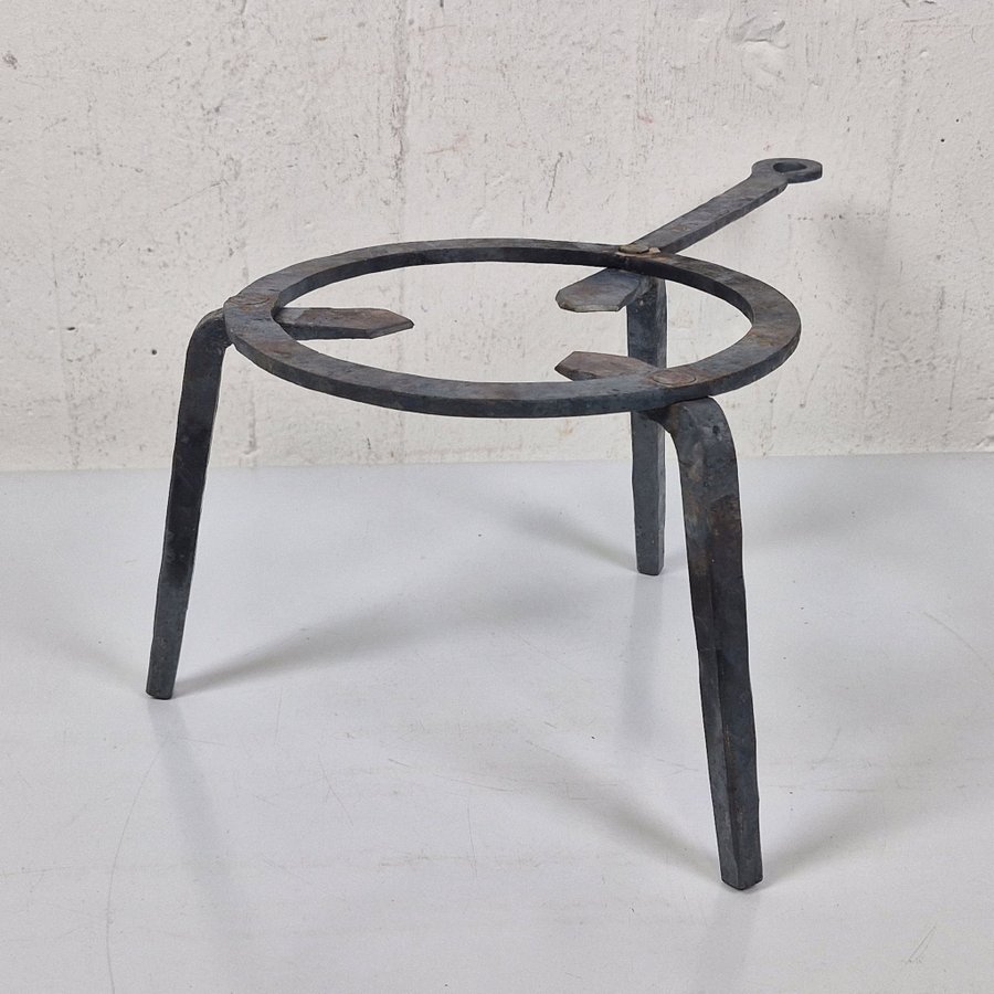 Eldpall i gjutjärn - Trebenställning - Trefot Smide Gjutjärnsföremål ...