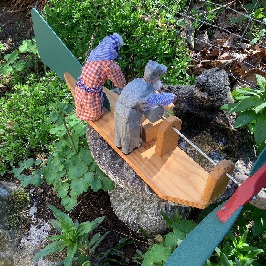 Se produkter som liknar VINDFLÖJEL GUBBEN & GUMMAN I .. på Tradera ...