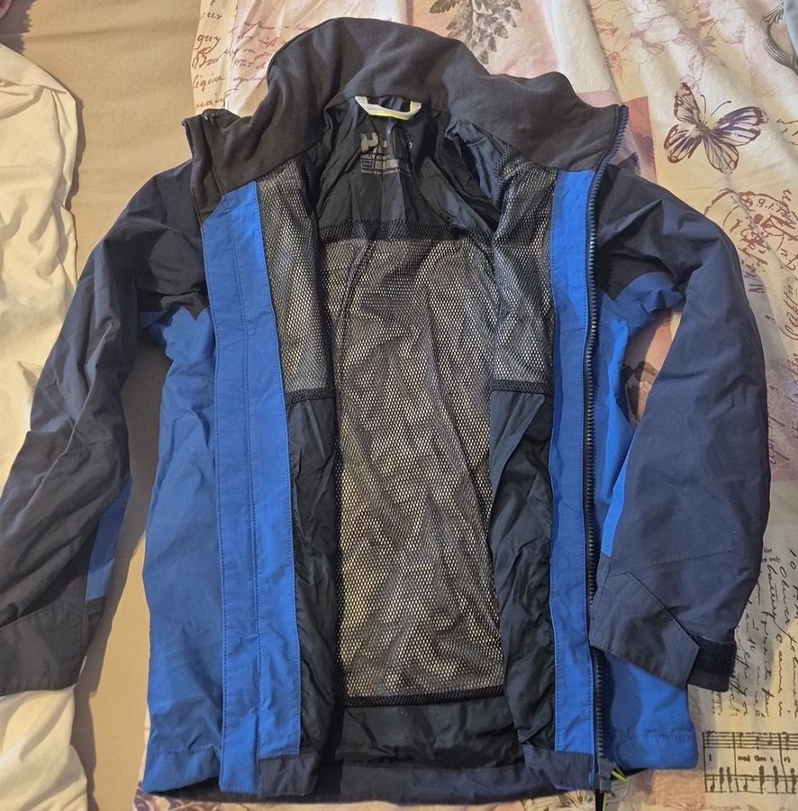 Helly Hansen blå skaljacka stl. 140 | Köp på Tradera (734715575)