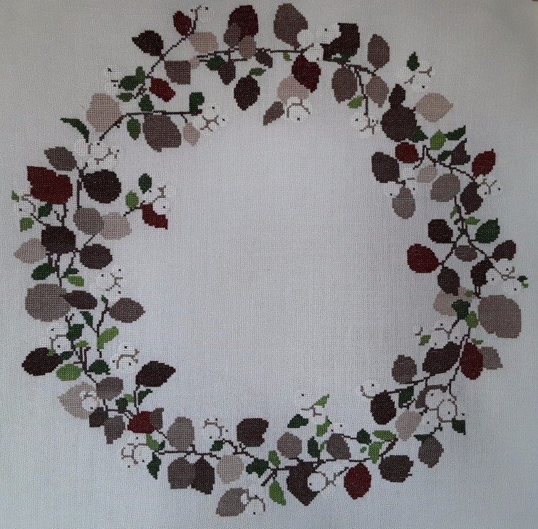 Broderad duk - Krans med löv och vita bär - Cla.. | Köp på Tradera ...