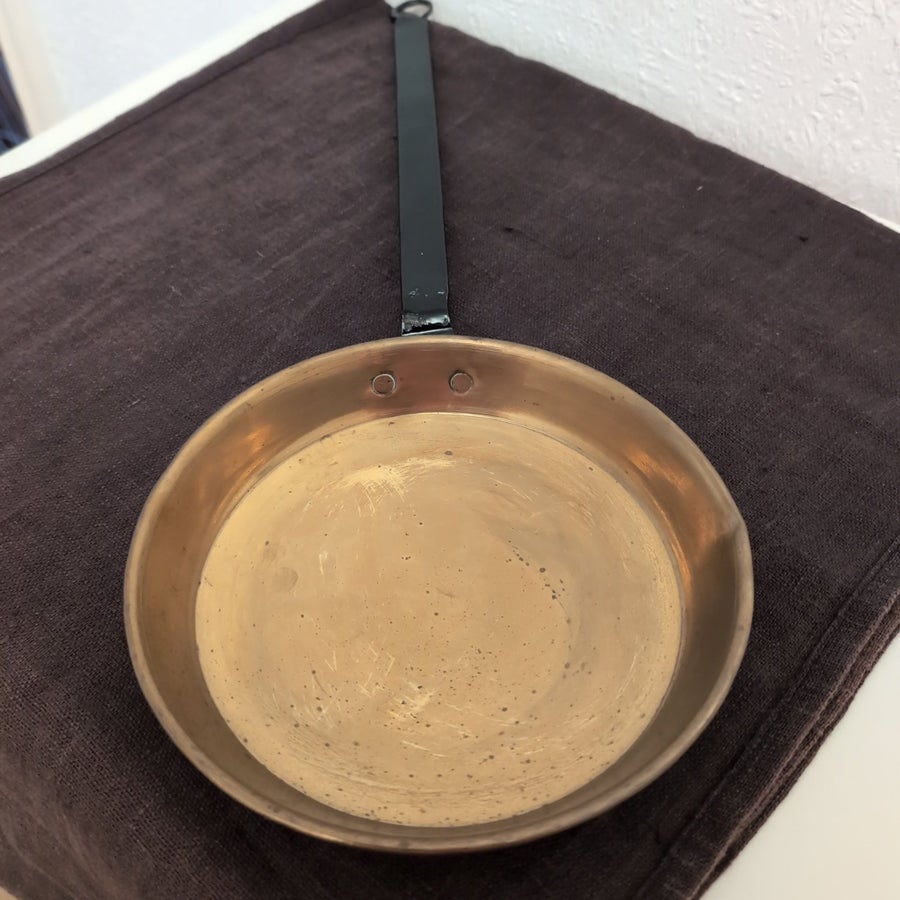 MÄSSINGSPANNA MED GJUTJÄRNSHANDTAG RETRO SPIS D.. | Köp på Tradera ...
