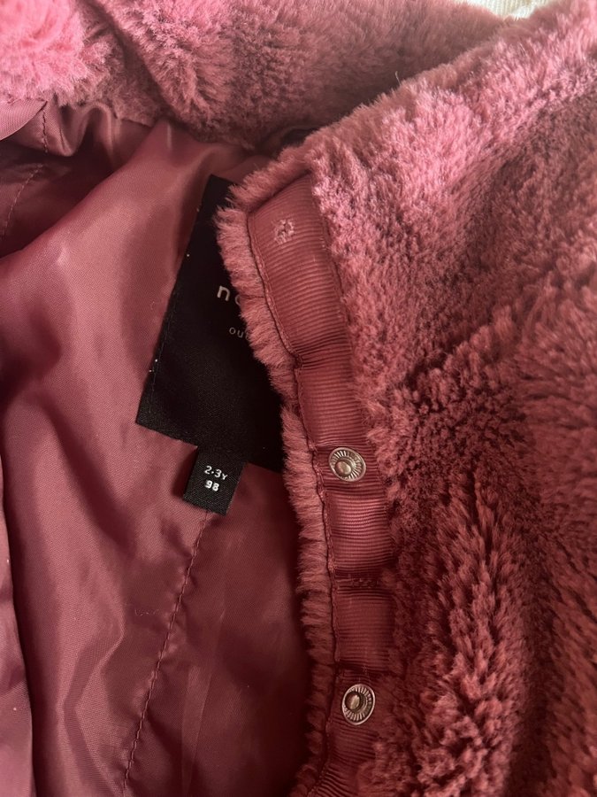 Se produkter som liknar Rosa jacka, storlek 98, päls .. på Tradera ...