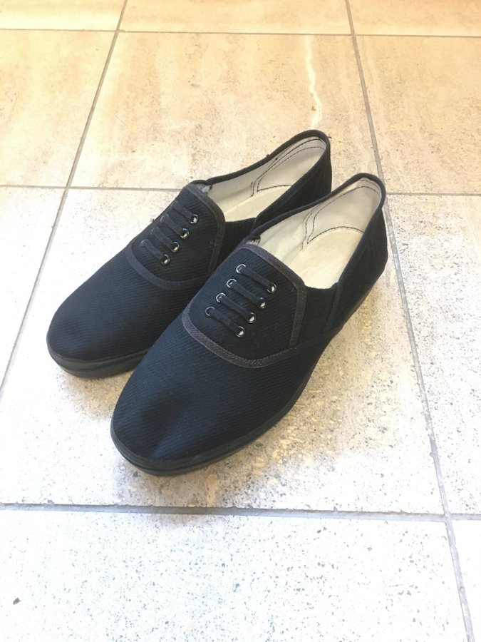 Kinesiska svarta tygskor stor.. | Köp från Eastern_Mood på Tradera ...