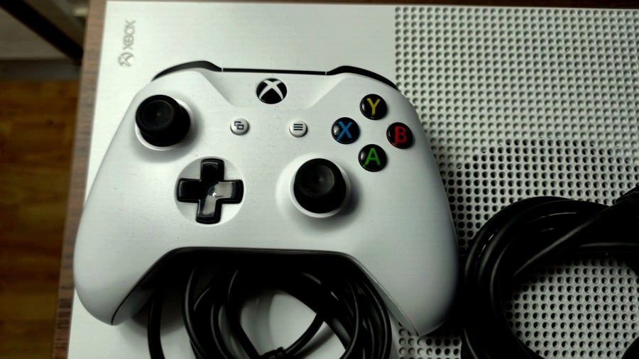 Se produkter som liknar Xbox One S + Handkontroll och.. på Tradera ...
