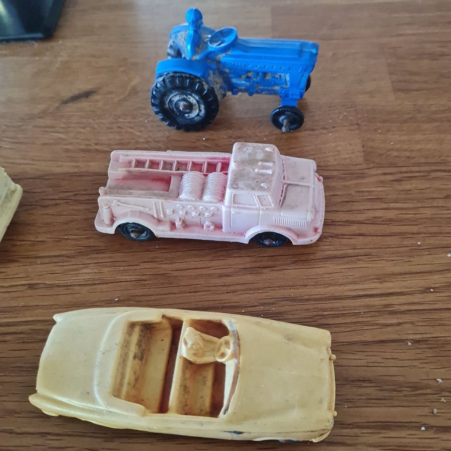 Leksaksbilar i plast, 5 st Galantine och Tomte .. | Köp på Tradera ...