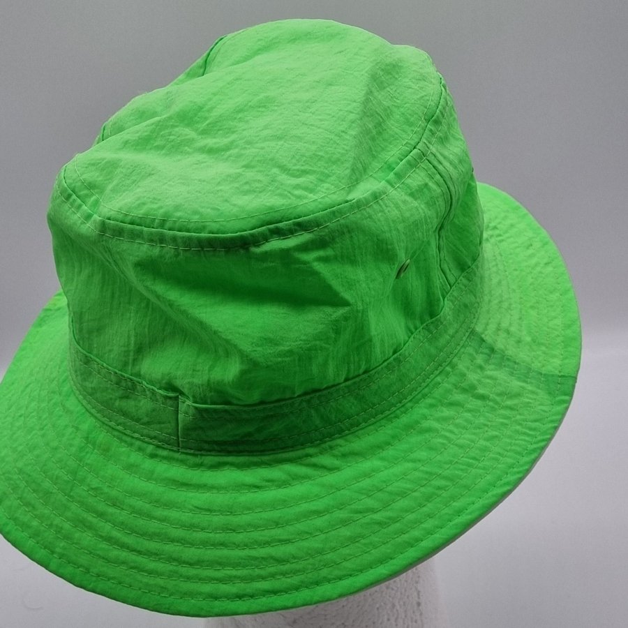 Se produkter som liknar CAROLA HÄGGKVIST solhatt 90-tal på Tradera ...