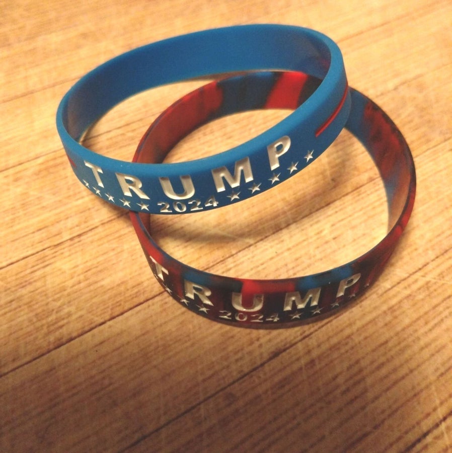 Se produkter som liknar Donald Trump ~ Två armband oc.. på Tradera ...