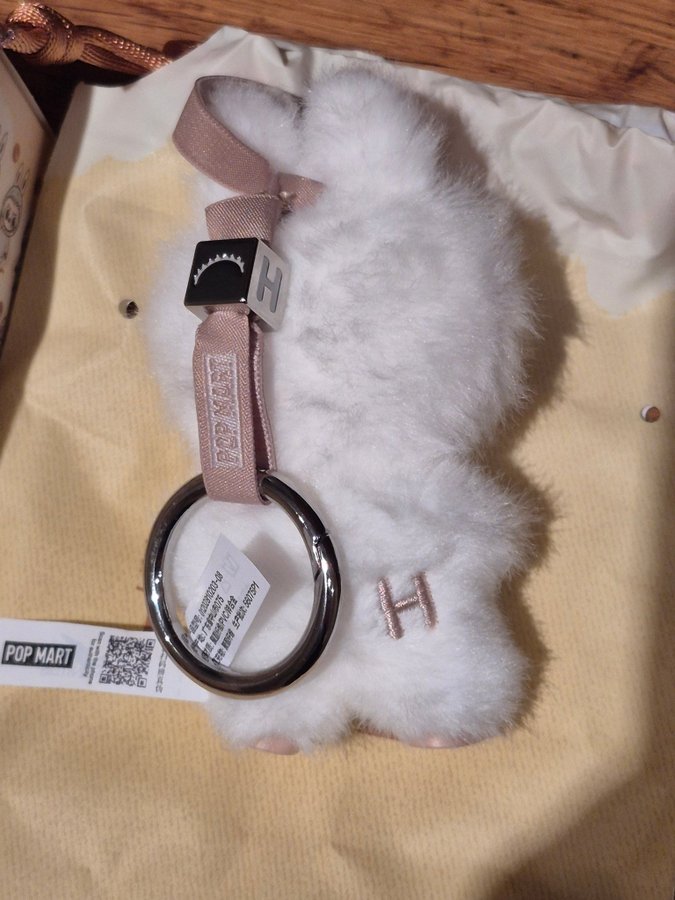 Se produkter som liknar POP MART The Monsters PIN FOR.. på Tradera ...