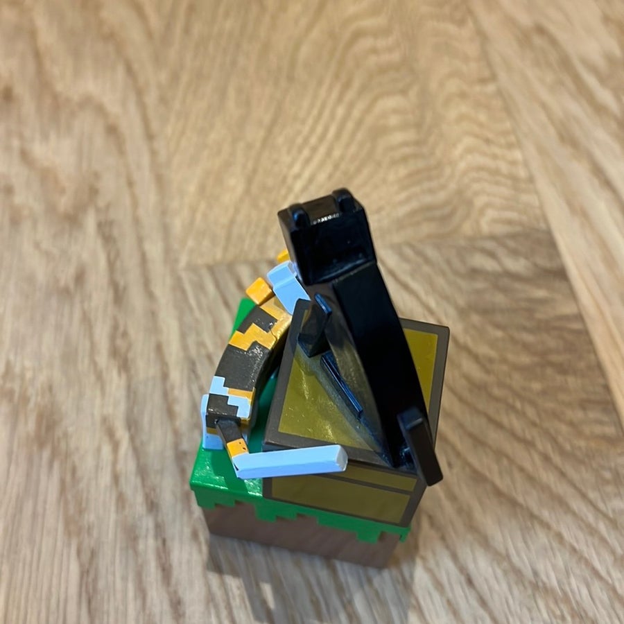 Mojang Minecraft figur med katter och kista | Köp på Tradera (735870445)
