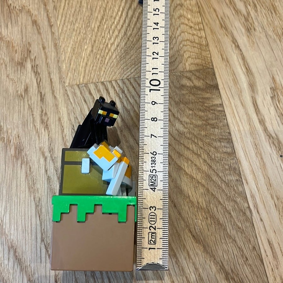 Mojang Minecraft figur med katter och kista | Köp på Tradera (735870445)