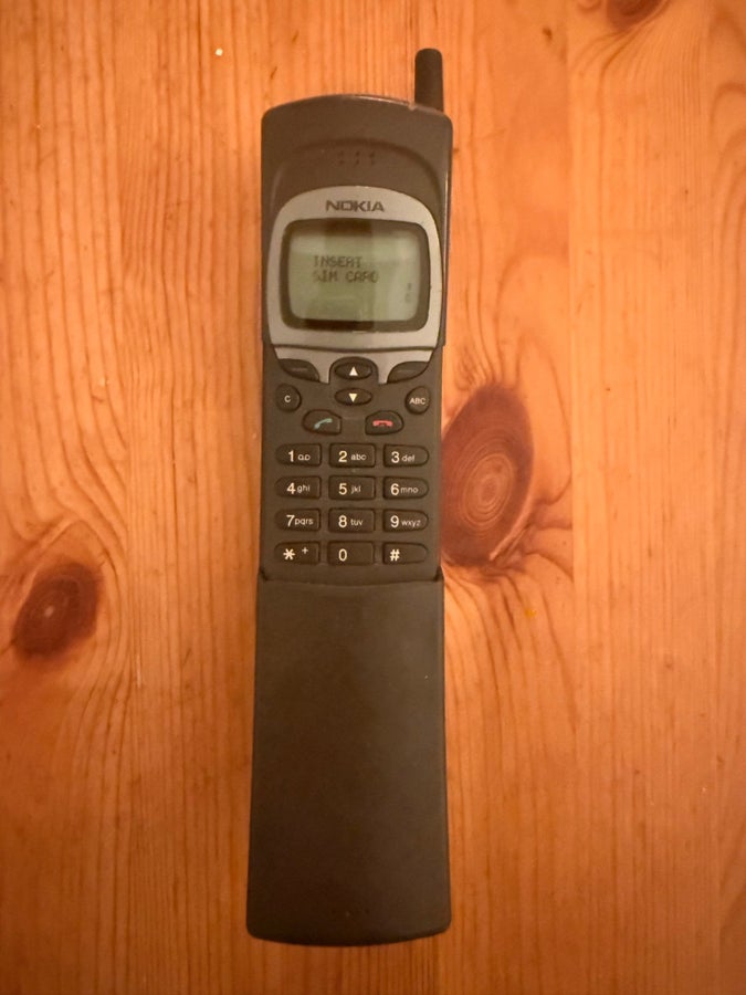 Se produkter som liknar Retro Nokia 8110 mobiltelefon på Tradera ...