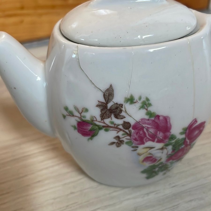 Leksaks teservis med blommor från 80- talet | Köp på Tradera (707738899)