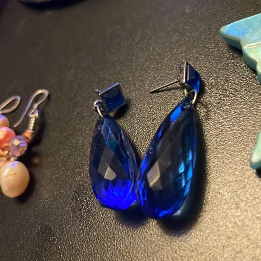 2 par örhängen och ett fint hänge i pärlemor | Köp på Tradera (711325337)