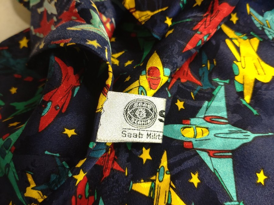 Scarf/Sjal i siden med JAS 39 Gripen märkt Saab.. | Köp på Tradera ...