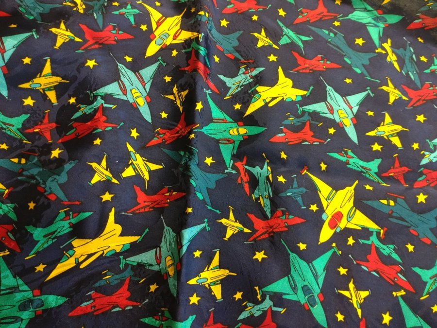 Scarf/Sjal i siden med JAS 39 Gripen märkt Saab.. | Köp på Tradera ...