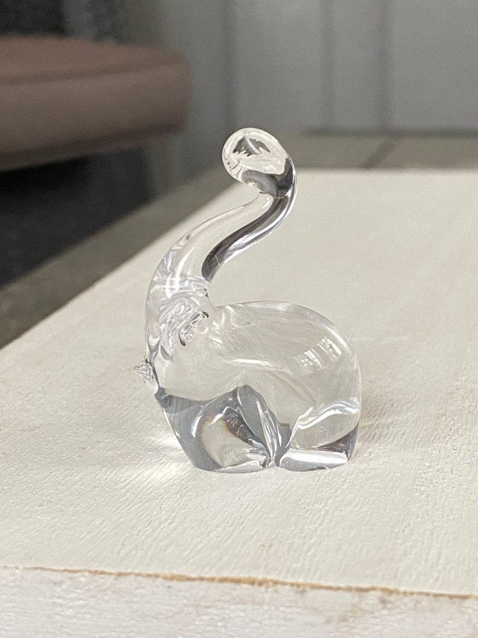 Vacker Liten Elefant Glas Miniatyr Glasdjur Gla.. | Köp på Tradera ...