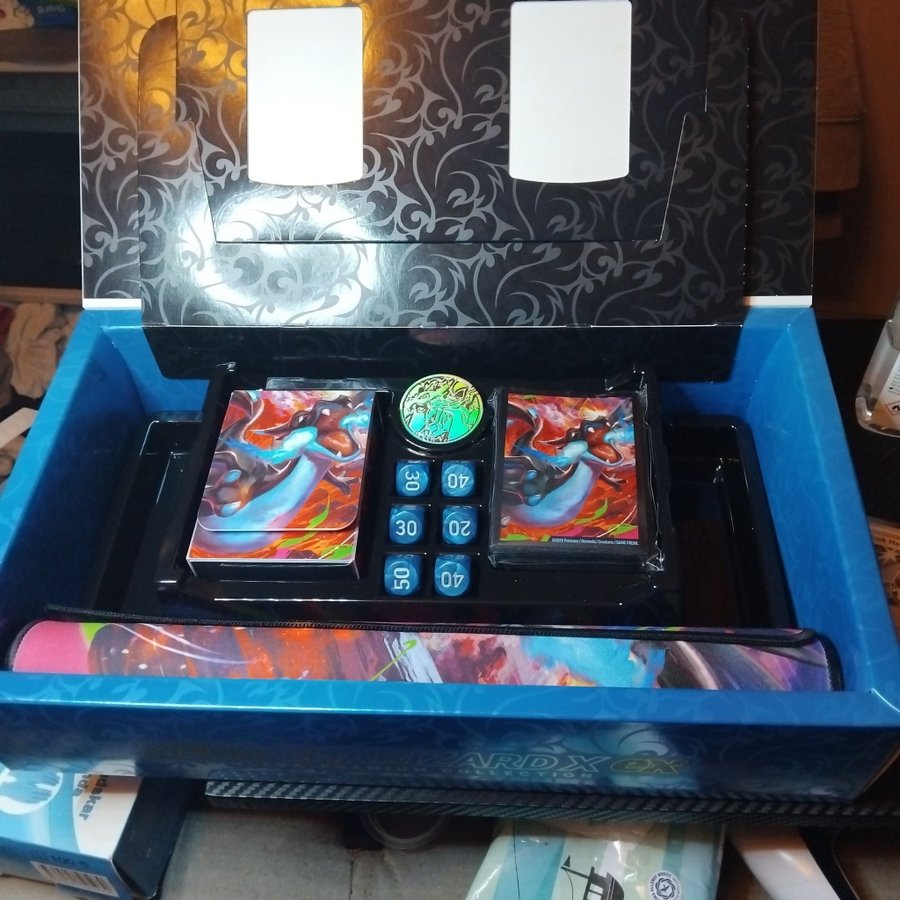 Pokemon TCG: Charizard EX Premium Collection | Köp på Tradera (708947389)