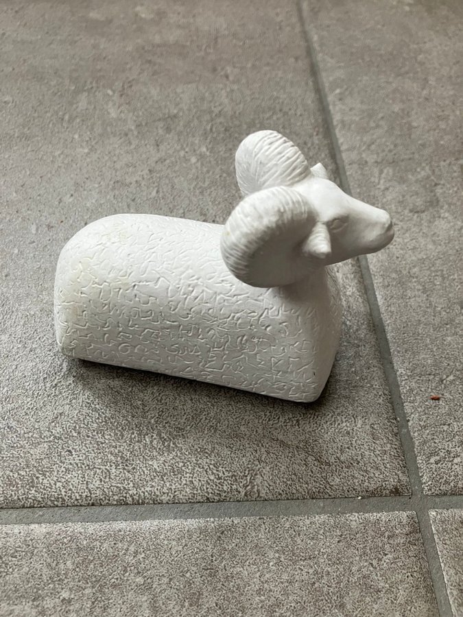 Fin gutebagge får gumse i betong design Anders .. | Köp på Tradera ...