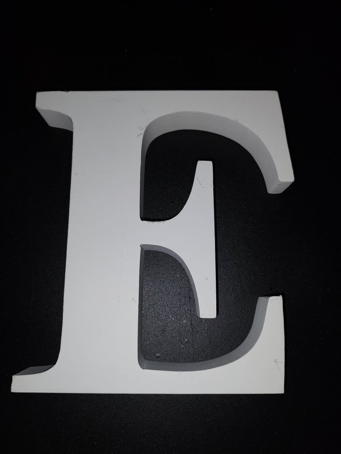 Bokstav E i trä | Köp på Tradera (688485735)