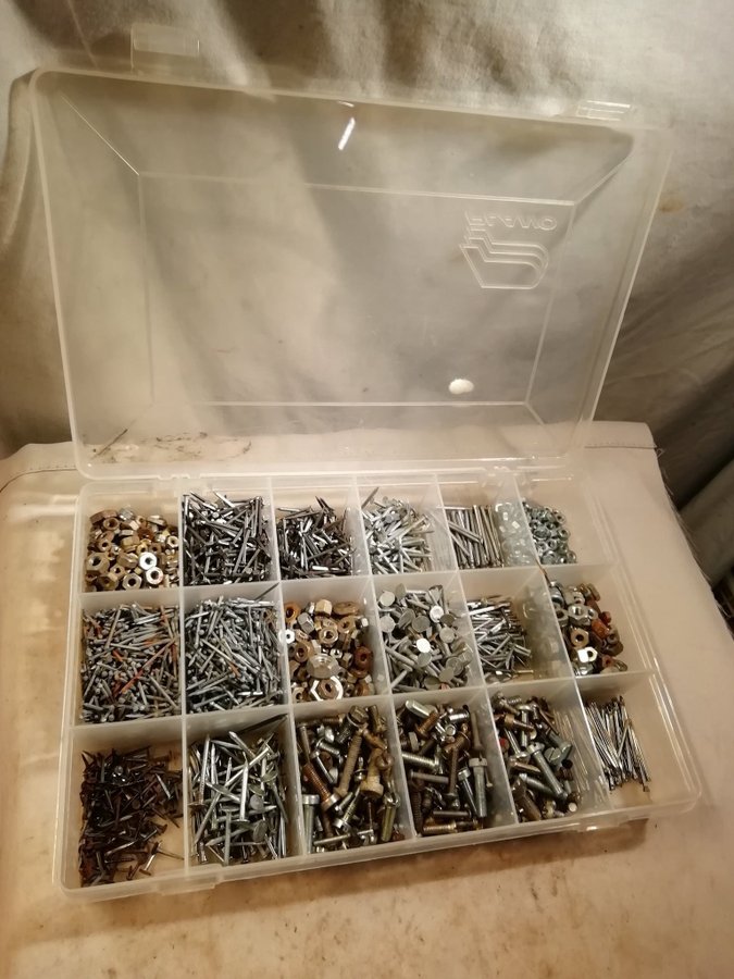Sorteringslåda med skruvar, muttrar .. | Köp från PL_03 på Tradera ...