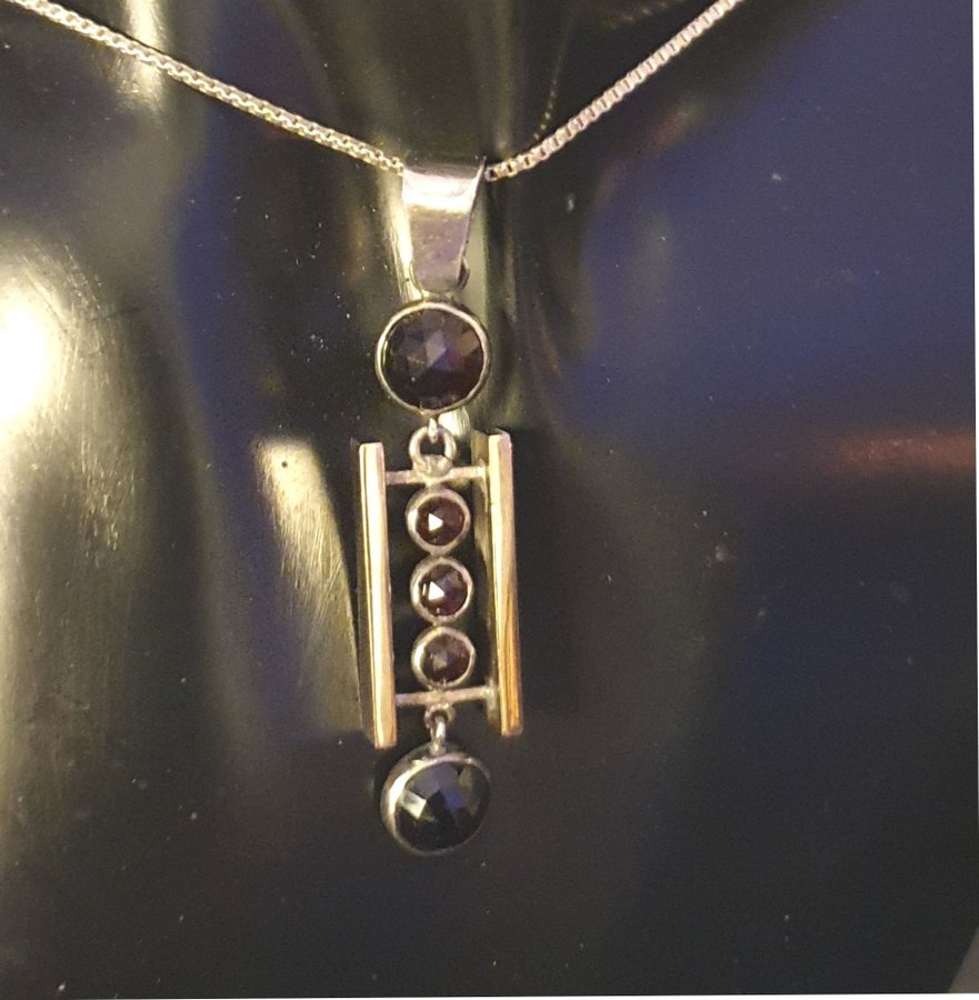Vackert Vintage Silverhalsband med 5 Granater B.. | Köp på Tradera ...