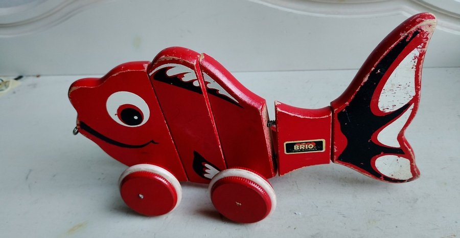 BRIO Träleksak Dragdjur - Röd Fisk. retro | Köp på Tradera (713674640)