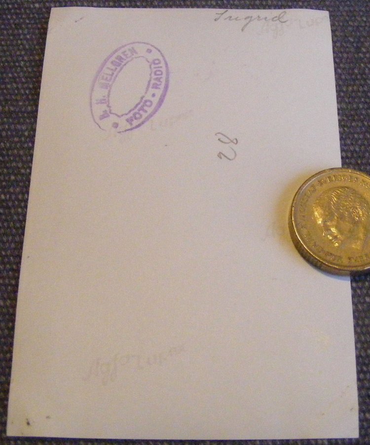 Två FLICKOR invid LYKTSTOLPE på ÄLDRE FOTOGRAFI.. | Köp på Tradera ...