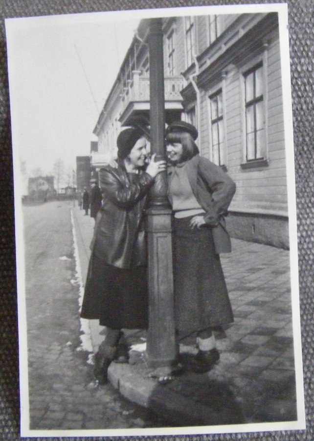 Två FLICKOR invid LYKTSTOLPE på ÄLDRE FOTOGRAFI.. | Köp på Tradera ...