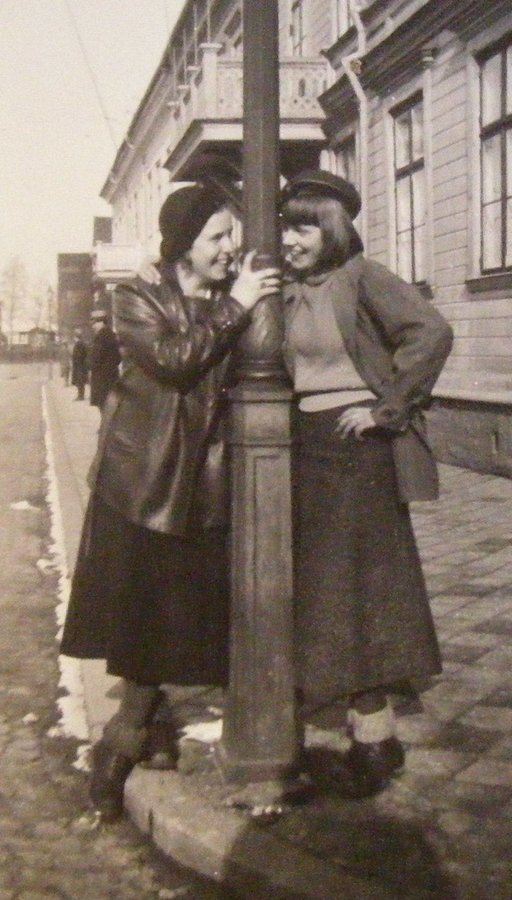 Två FLICKOR invid LYKTSTOLPE på ÄLDRE FOTOGRAFI.. | Köp på Tradera ...
