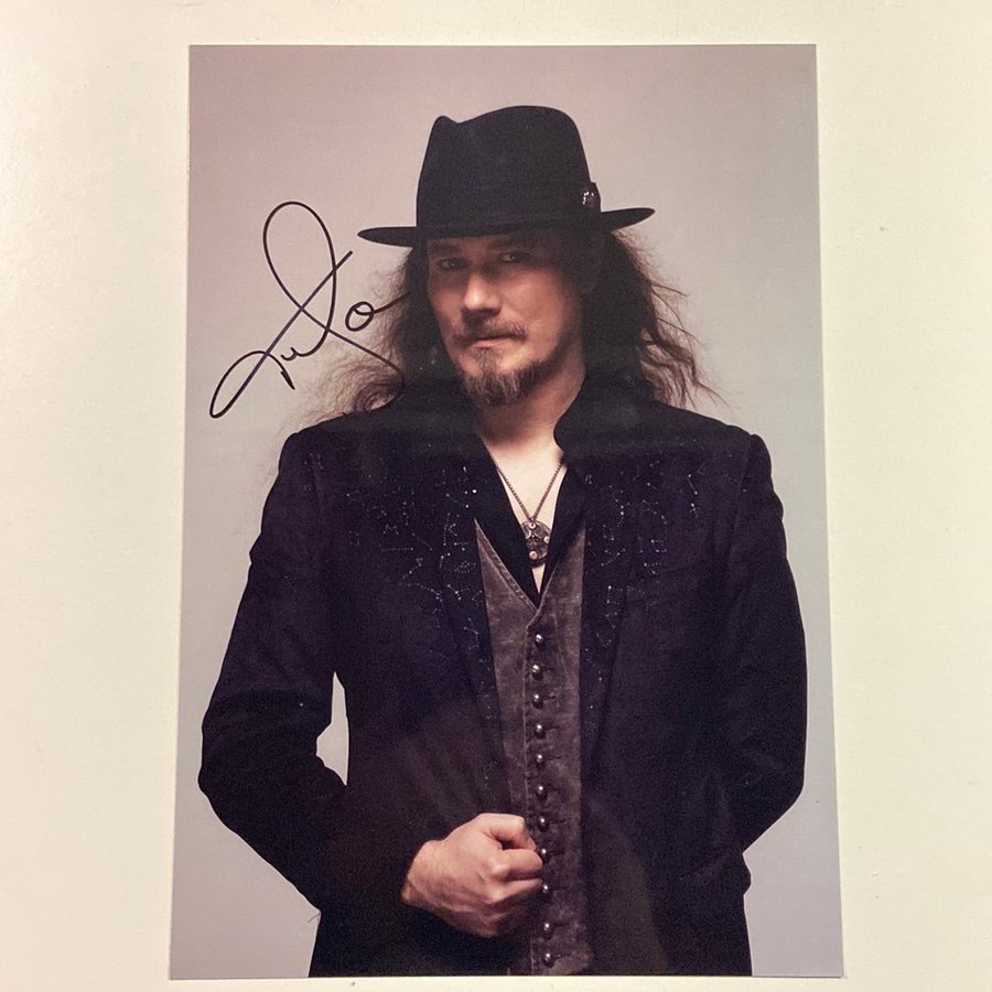 Se produkter som liknar Exklusivt foto signerat av Tu.. på Tradera (695012248)