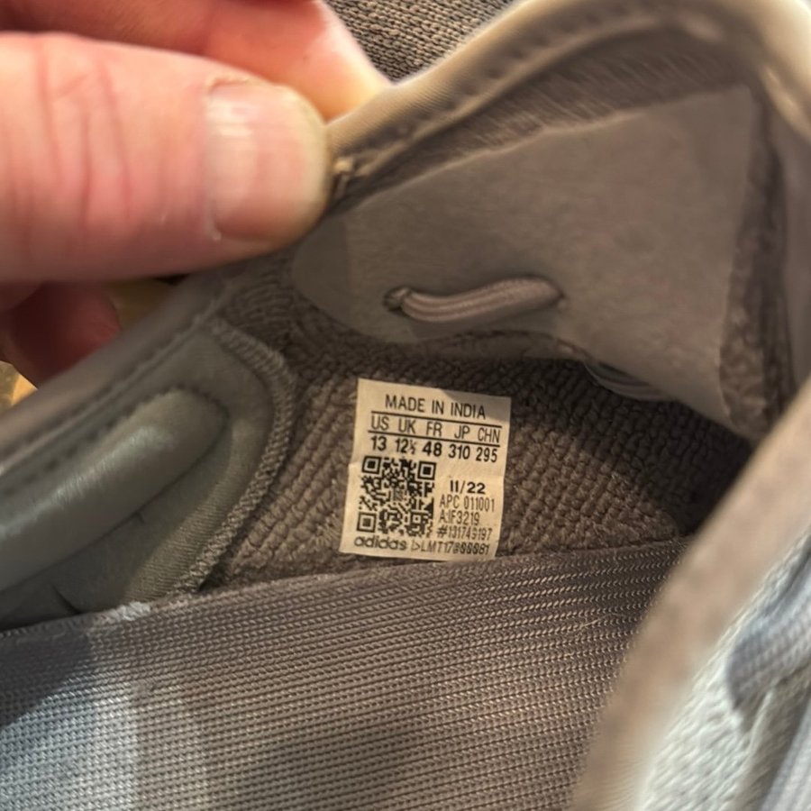Se produkter som liknar Adidas Yeezy Boost 350 V2 Grå på Tradera ...