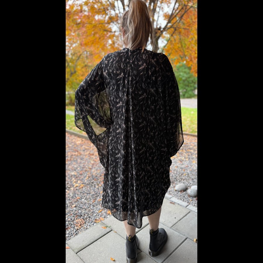 MONKI - Kaftan - (onesize) M/L m knappar | Köp på Tradera (709904338)